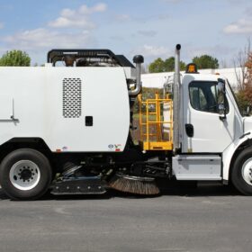 How to Choose the Right Road Sweeper Truck - CSCTRUCK Municipal Truck